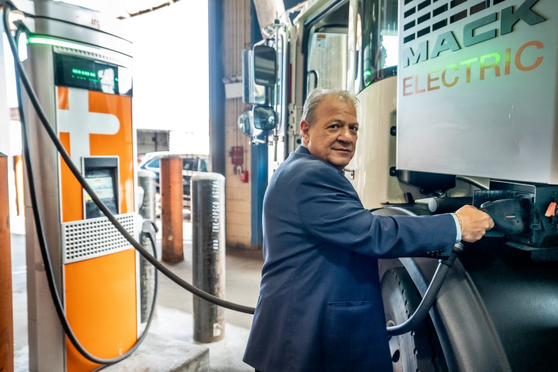 First Mack LR Electric Model Begins Service with New York City ...